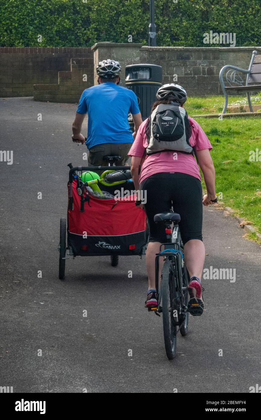 Cycle children trailer hi-res stock photography and images - Alamy