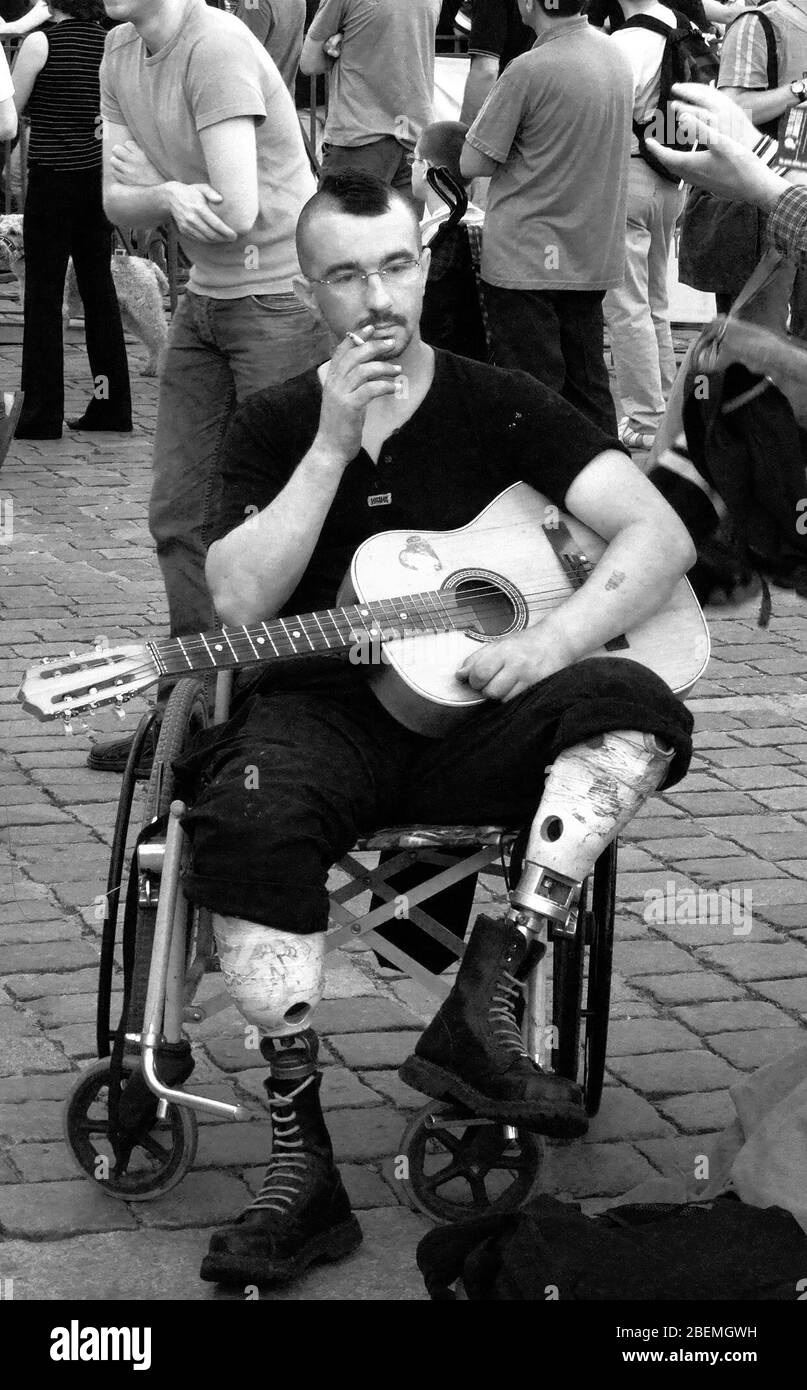 Moving photo of man with no legs playing on guitar Stock Photo - Alamy