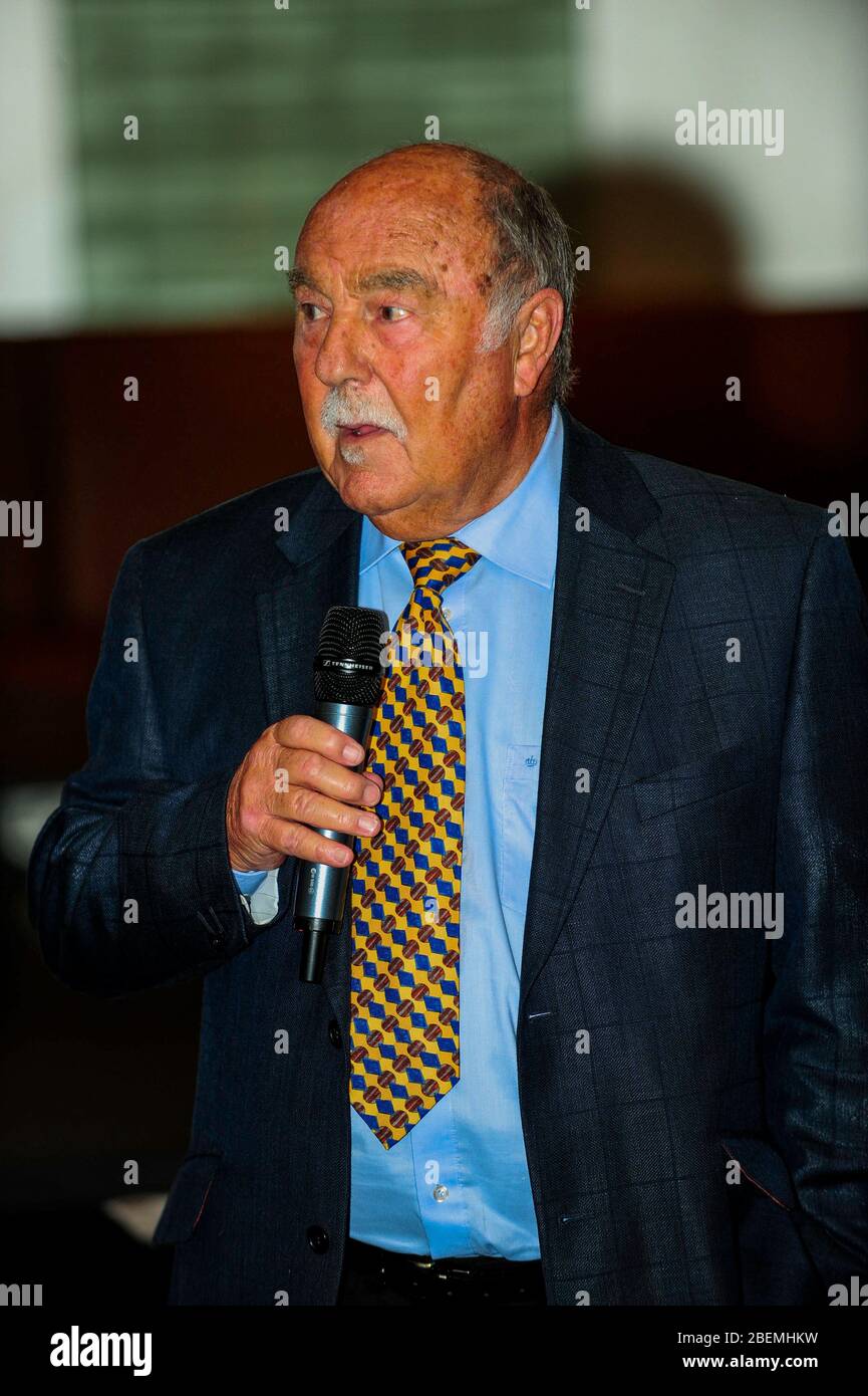 Jimmy greaves spurs hi-res stock photography and images - Alamy