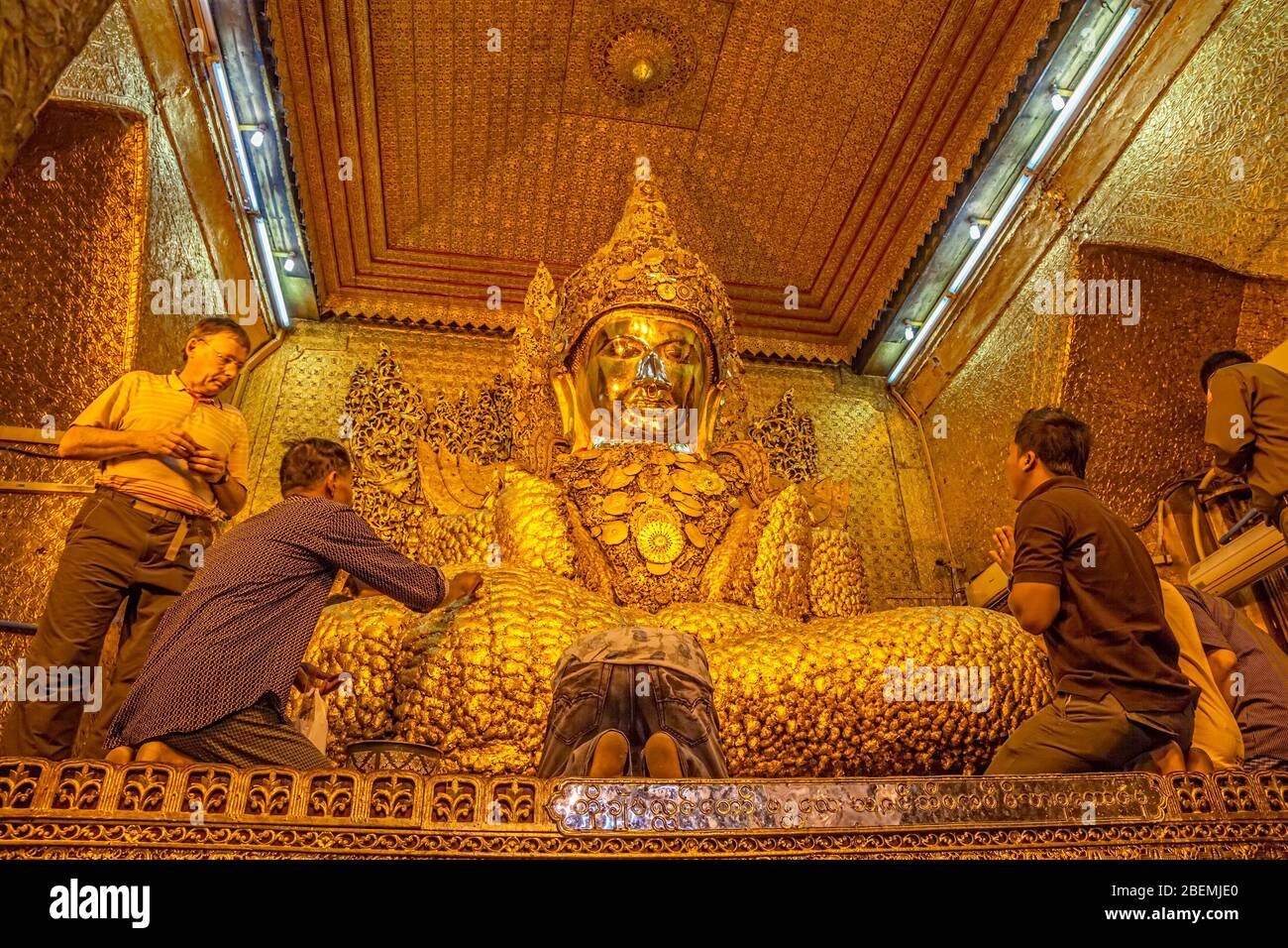Mahamuni Buddha Temple Stock Photo - Alamy