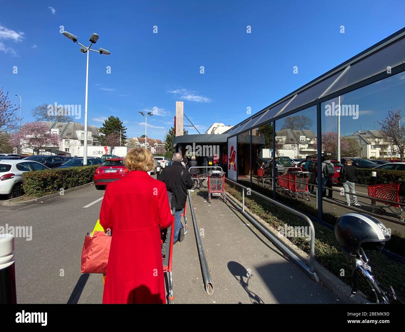 Queue supermarket opening hi-res stock photography and images - Alamy