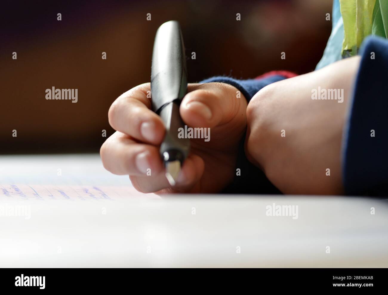 Children writing paper sign hi-res stock photography and images - Alamy