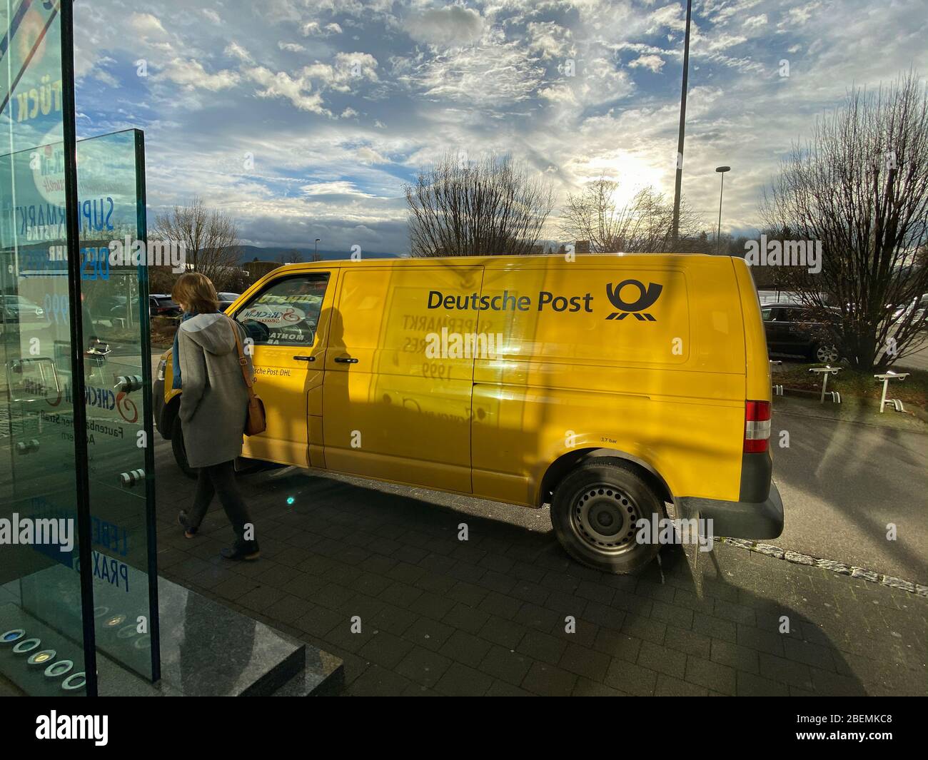 Dhl Box High Resolution Stock Photography and Images - Alamy
