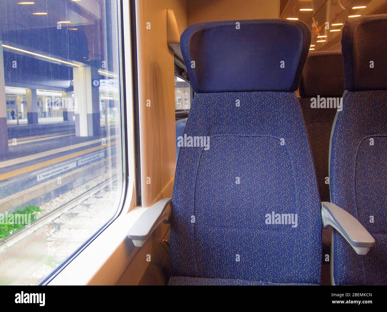 Train stopped at a station hi-res stock photography and images - Alamy