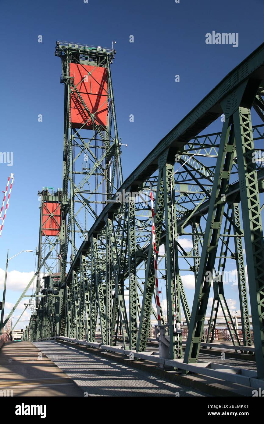 Views of the historic Hawthorne lift bridge spanning the Willamette ...