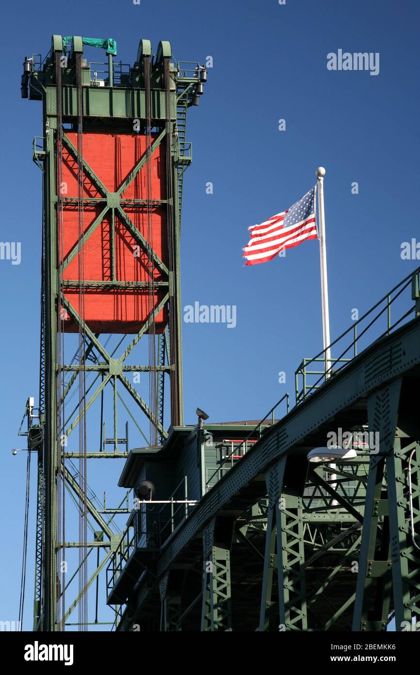Views of the historic Hawthorne lift bridge spanning the Willamette ...