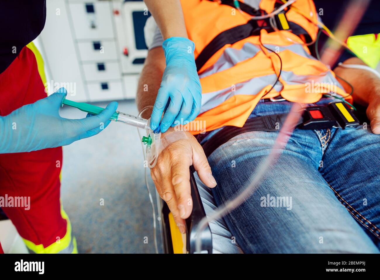 Doctor administering injection hi-res stock photography and images - Alamy