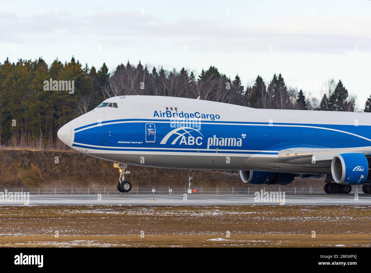 Air bridge cargo plane hi-res stock photography and images - Alamy