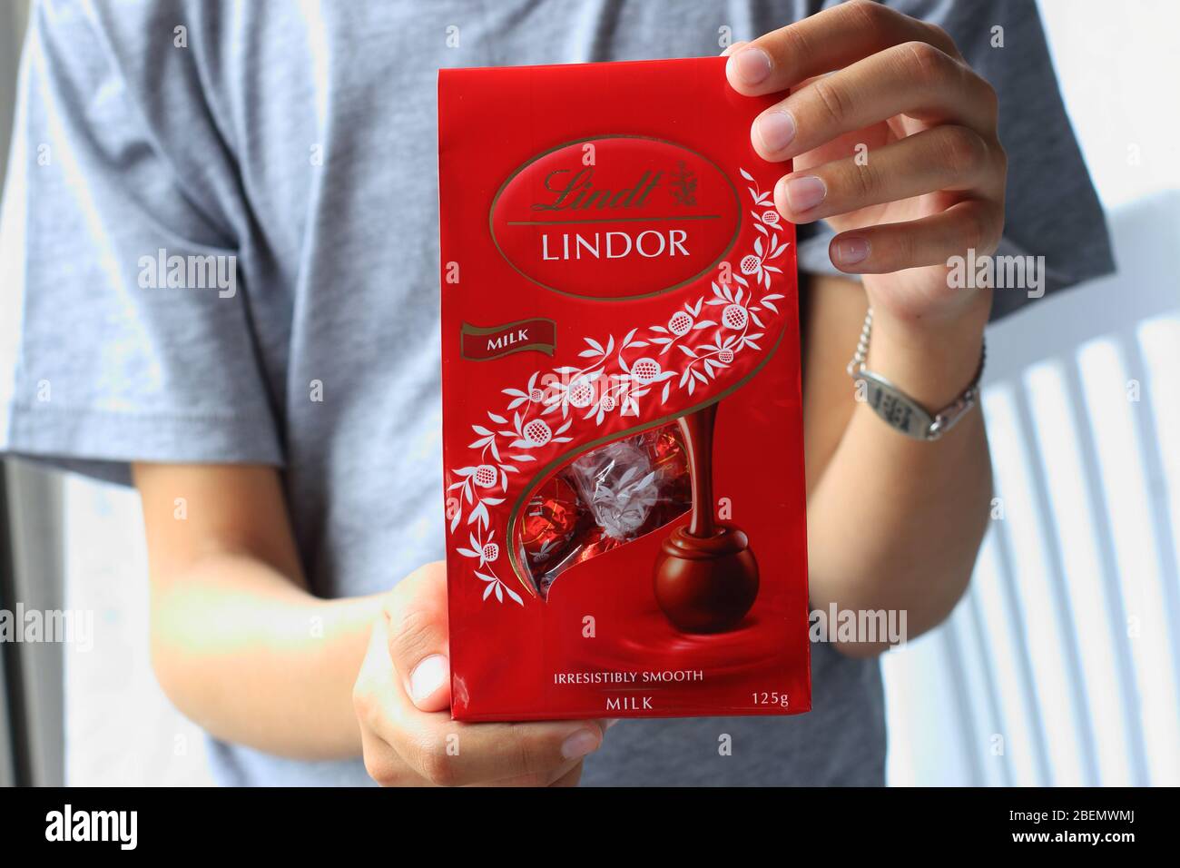 Lindt lindor chocolate packet hi-res stock photography and images - Alamy