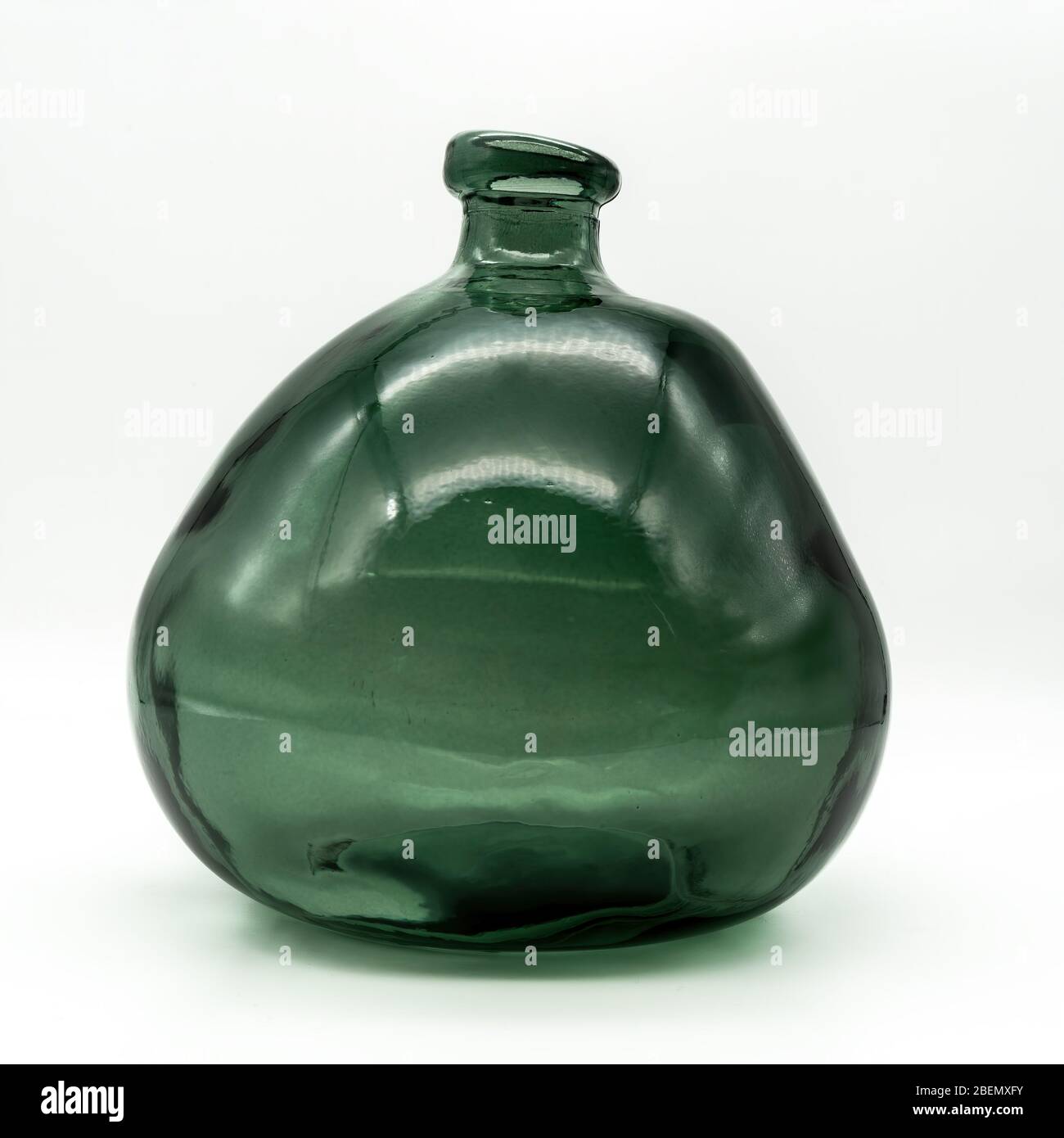 Simple green vase hi-res stock photography and images - Alamy