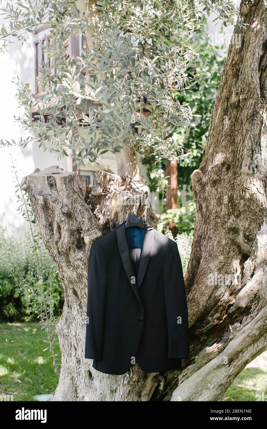 Wearing black wedding suit hi-res stock photography and images - Alamy