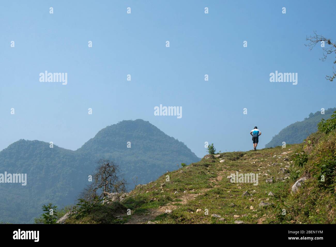 Man running mountains hi-res stock photography and images - Alamy