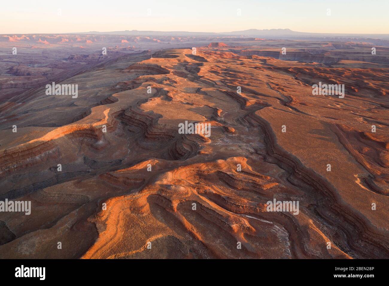 The Raplee Anticline, Folding Hills and a vast Utah desert Stock Photo ...