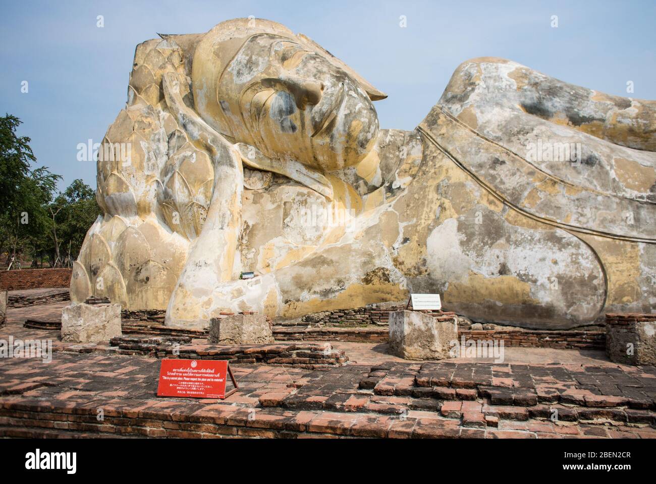 Buddhist statues in phra hi-res stock photography and images - Alamy