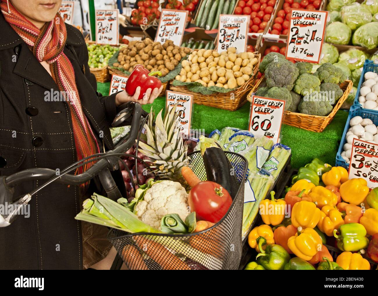 woman shopping at local produce market Stock Photo - Alamy