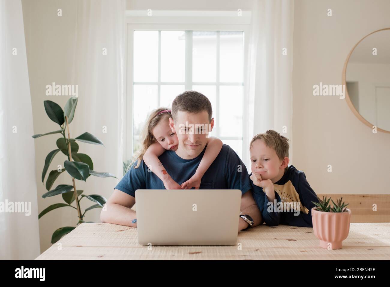 Working father suit and children hi-res stock photography and images ...