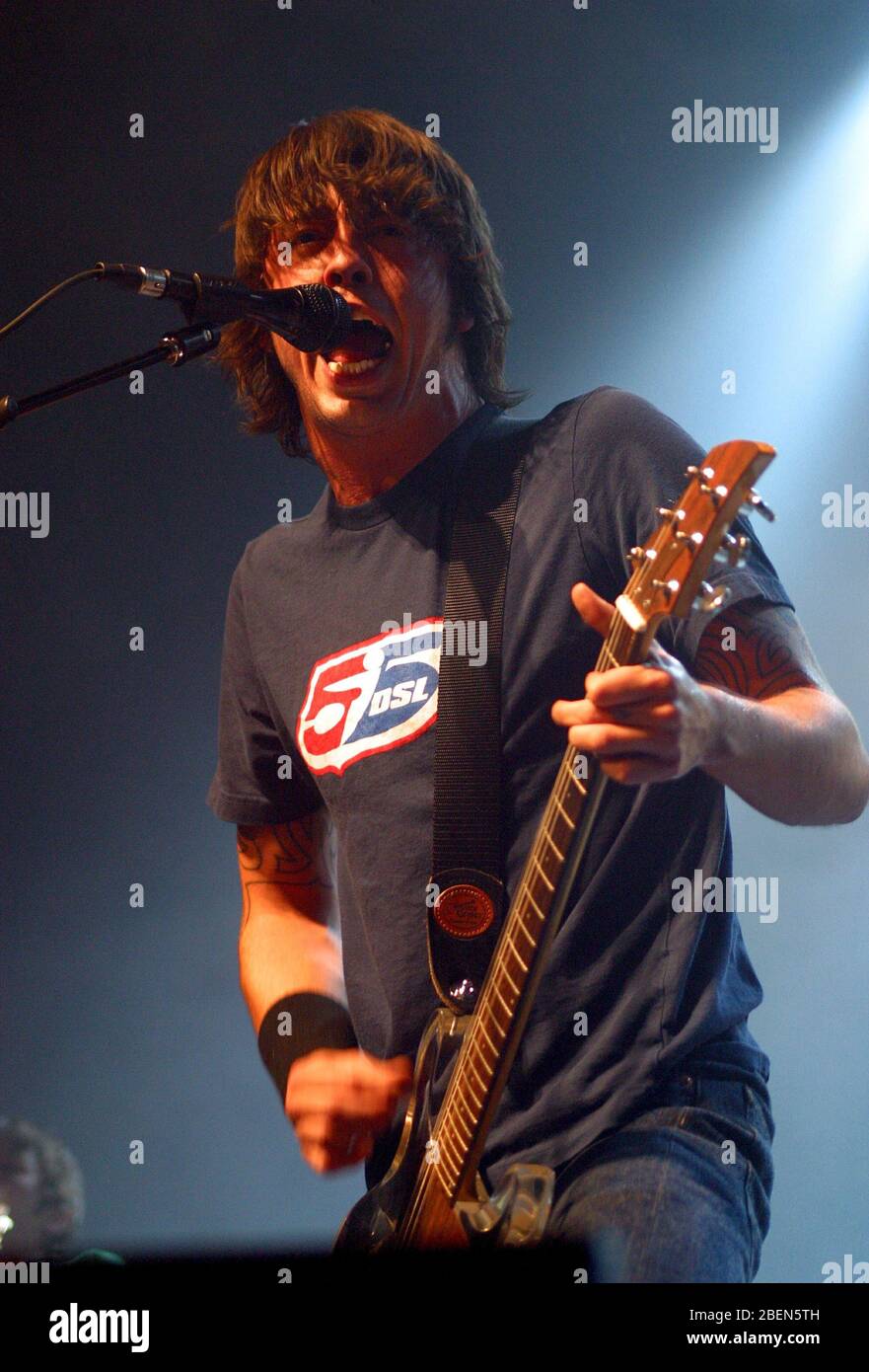 Dave grohl 2002 hi-res stock photography and images - Alamy