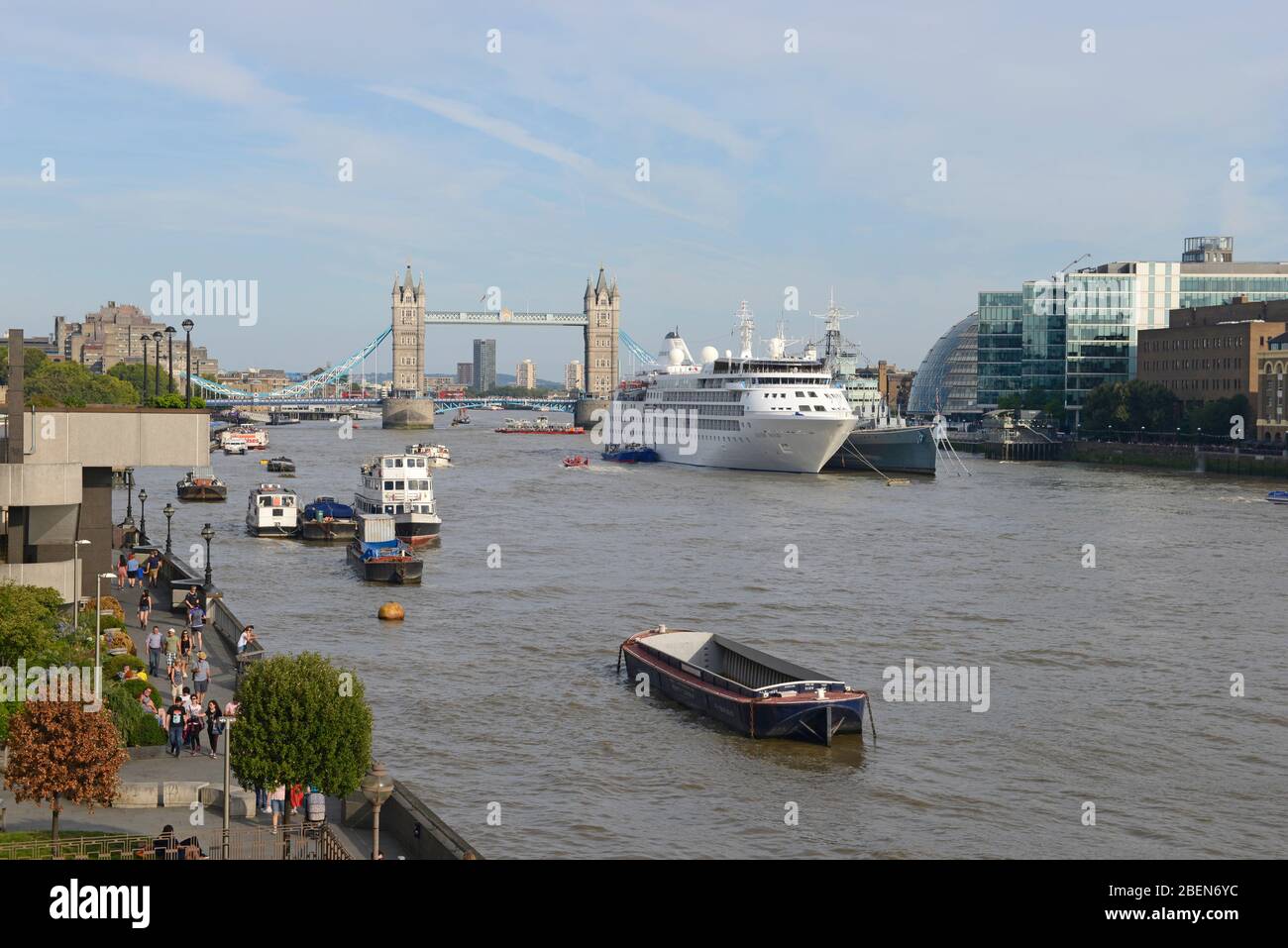 View down the river Thames to Tower Bridge, central London, UK Stock ...