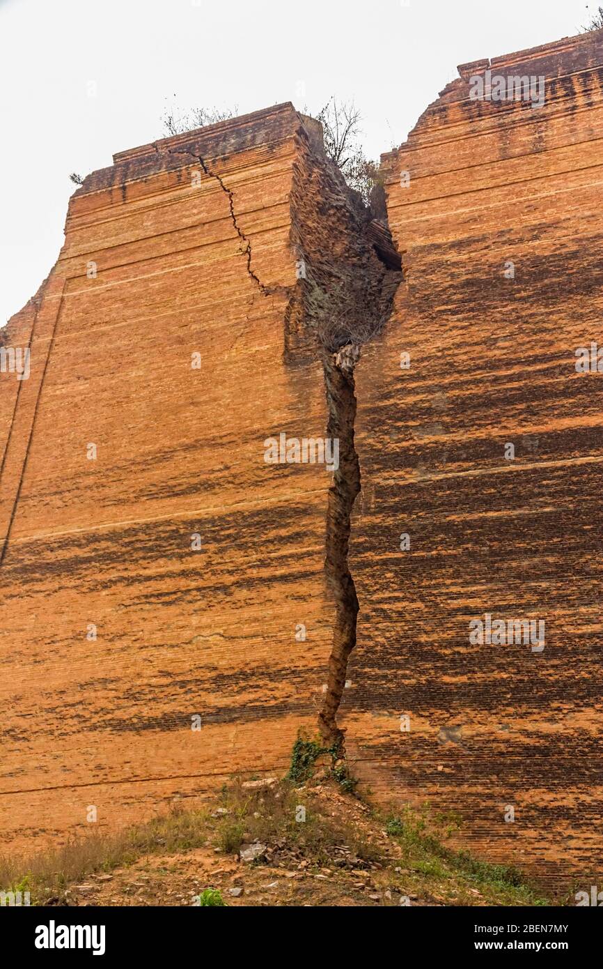 Big crack hi-res stock photography and images - Alamy