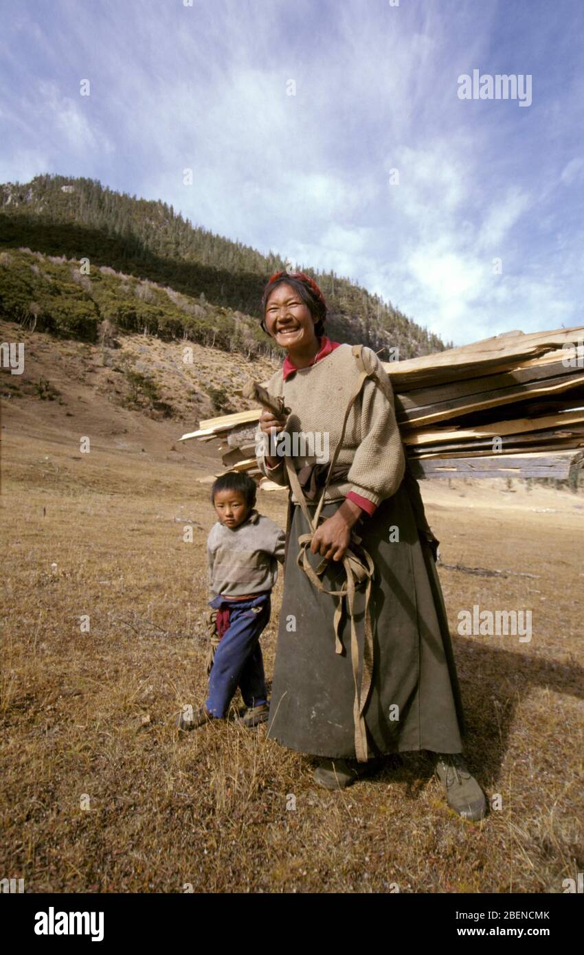In 1998 an old woman returned from a paternal tribe in Shanyan Sichuan ...