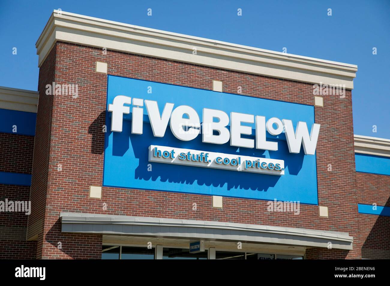 Five below store hi-res stock photography and images - Alamy