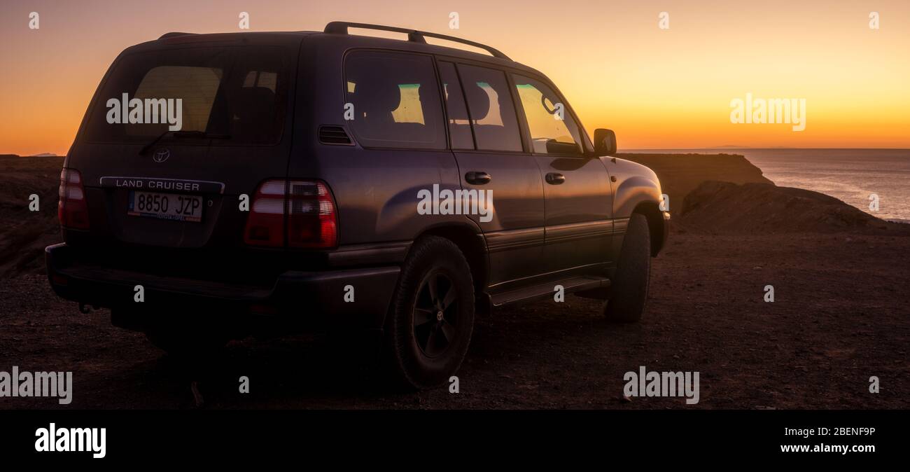 Toyota land cruiser desert hi-res stock photography and images - Alamy
