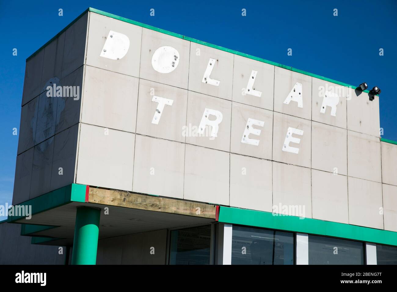 Abandoned tree hi-res stock photography and images - Alamy