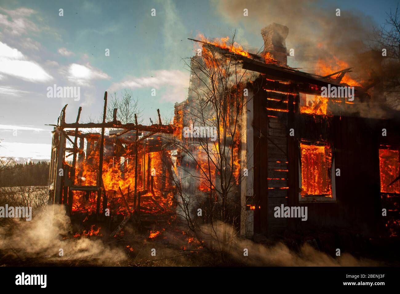 Burning house hi-res stock photography and images - Alamy
