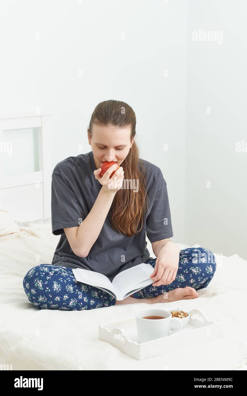 Social media, digital detox. Quarantine, self-isolation, sociophobia ...