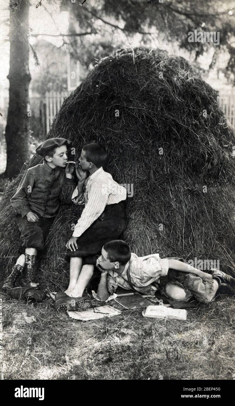 Ecoliers faisant l'ecole buissonniere, fumant des cigarettes caches ...
