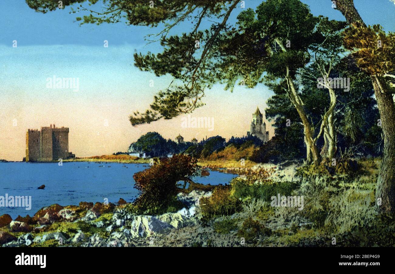 Vue de l'ancien monastere de Saint Honorat (abbaye de Lerins) sur l'ile ...