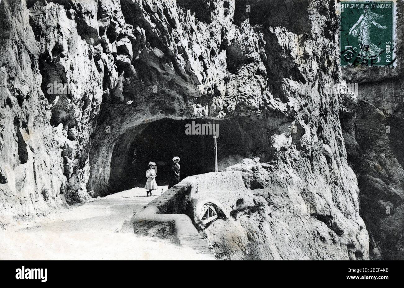 Tunnel d'une route des gorges de la Bourne dans le Vercors, canyon ...