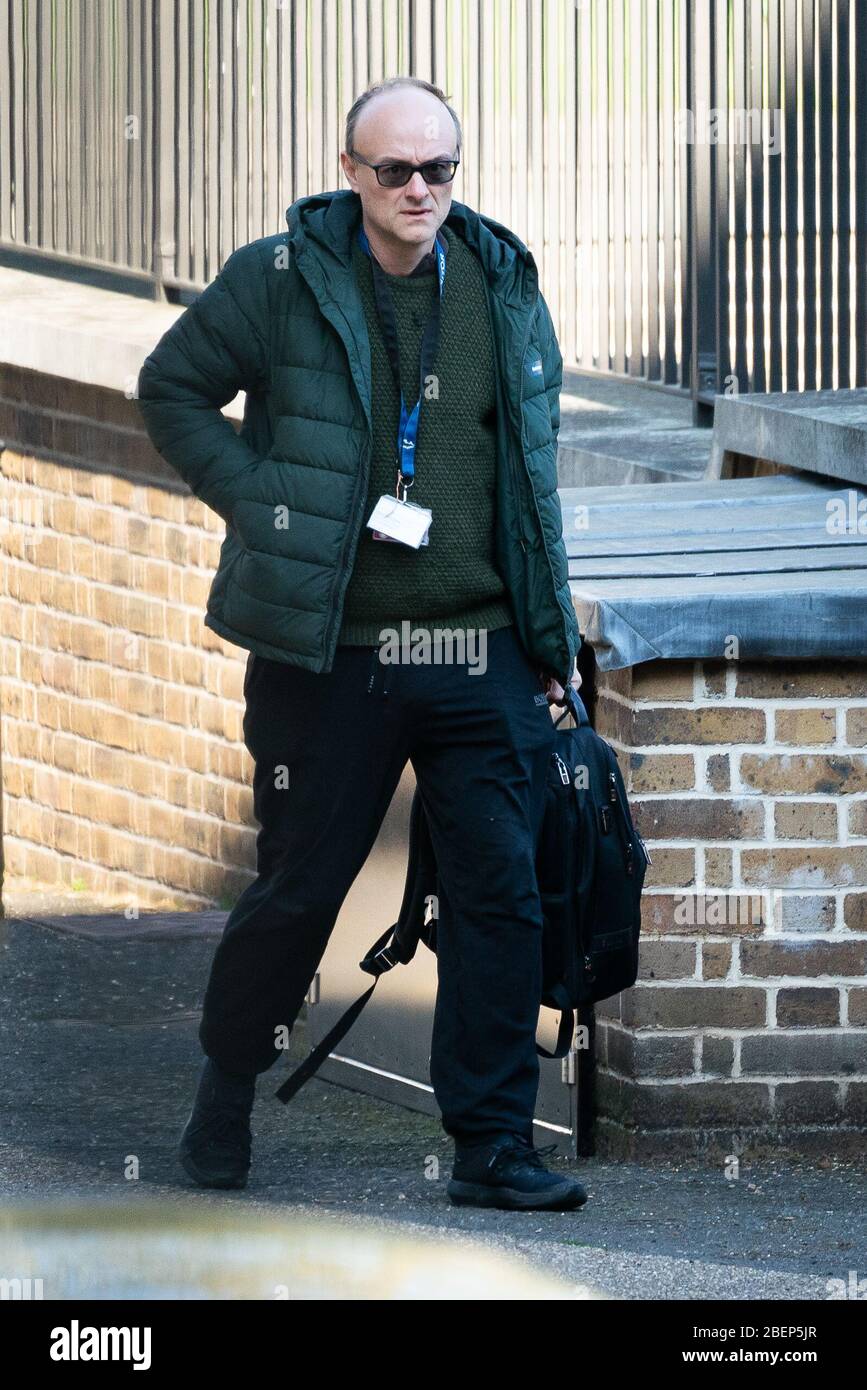 Dominic cummings arrives at the back of downing street hi-res stock ...