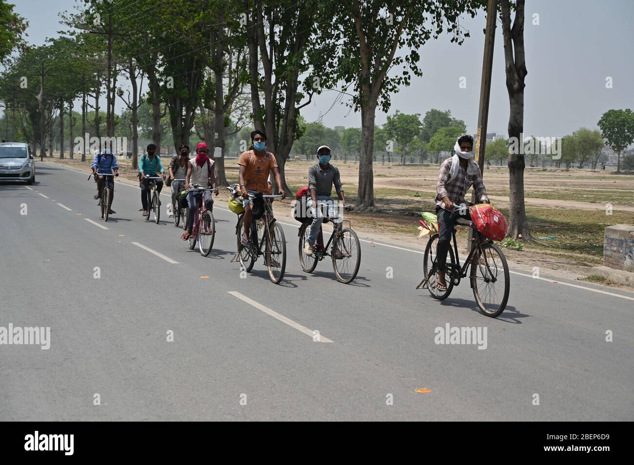 Prayagraj, Uttar Pradesh, India. 15th Apr, 2020. Prayagraj: Migratory ...