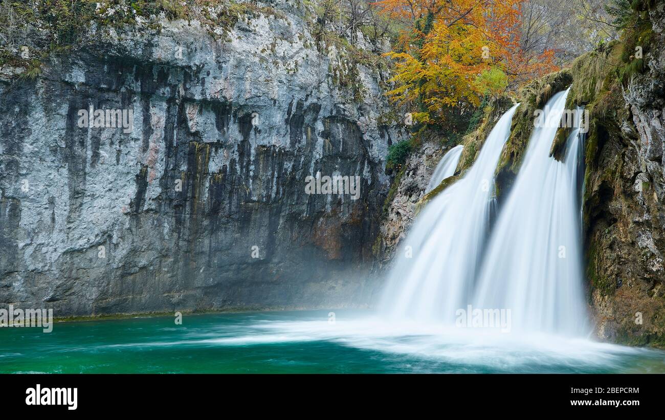 Waterfall on the River Korana, as it flows through limstone gorge ...