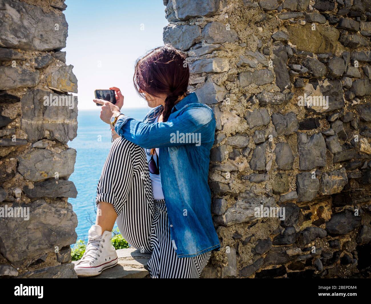 Girl is taking a picture hi-res stock photography and images - Alamy