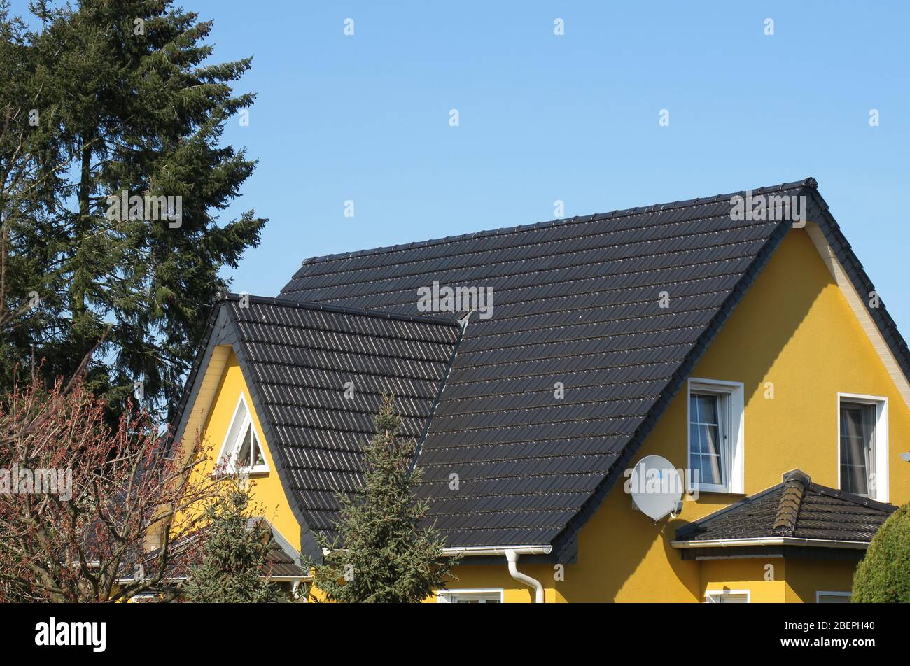 12 April 2020, Brandenburg, Oranienburg: A detached house with a so ...