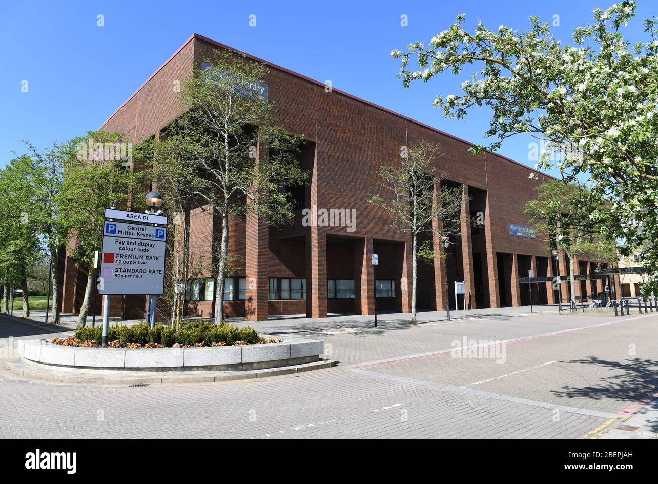 Milton Keynes Centre MK shops entrance civic offices library Stock ...
