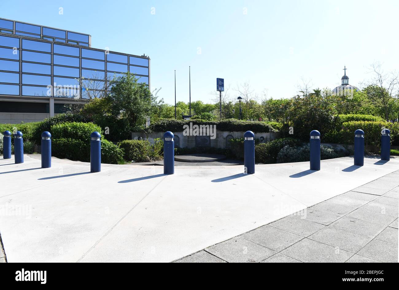 Milton Keynes Centre MK shops entrance civic offices library Stock ...