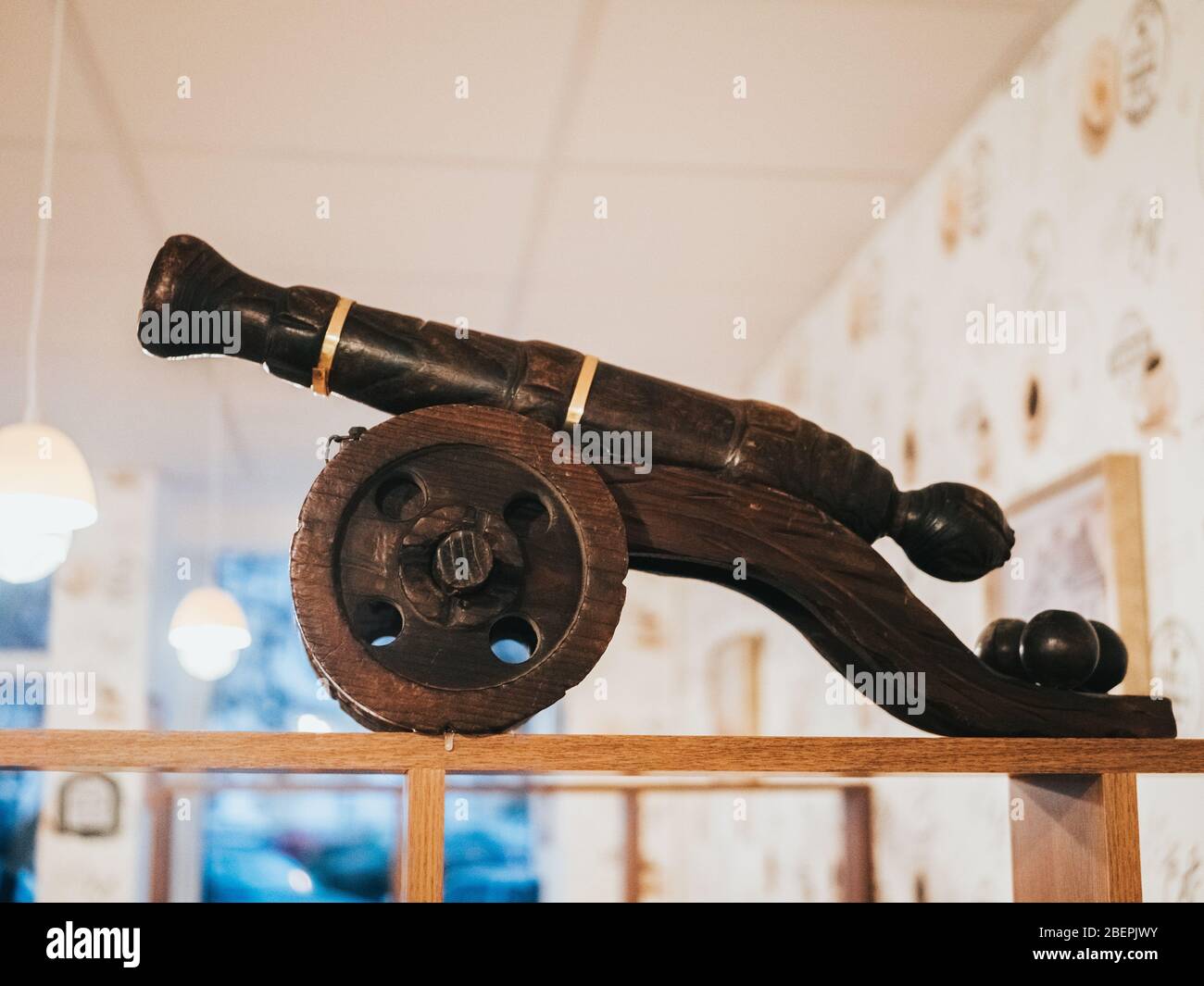 Vintage canon hi-res stock photography and images - Alamy