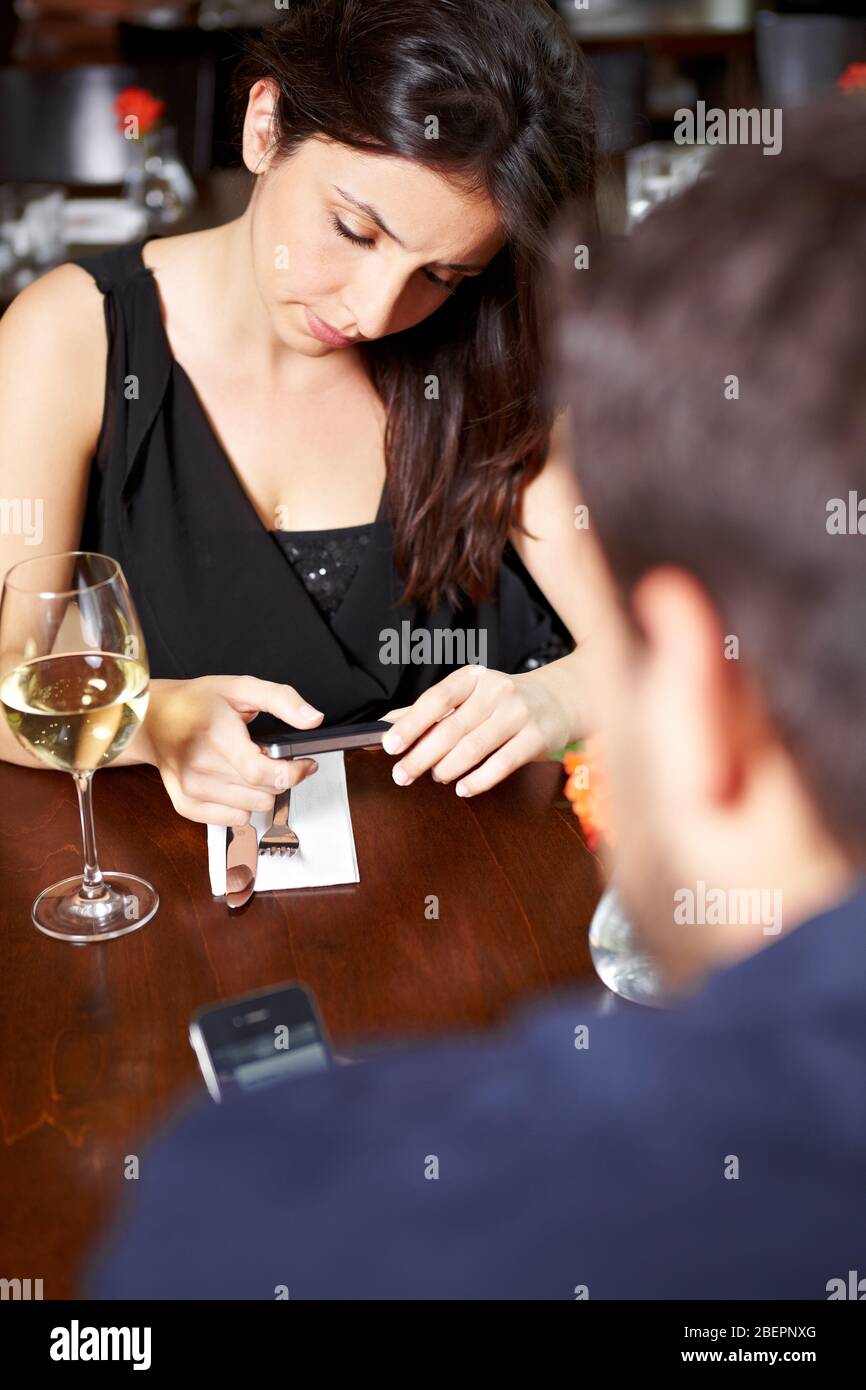 Couple in restaurant cell phones hi-res stock photography and images ...