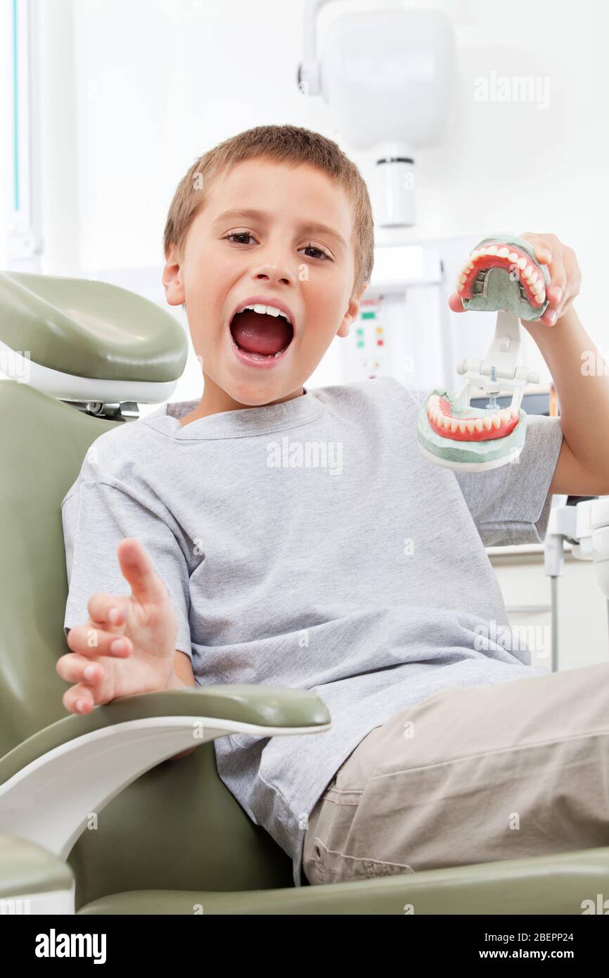 Boy at dentist hi-res stock photography and images - Alamy