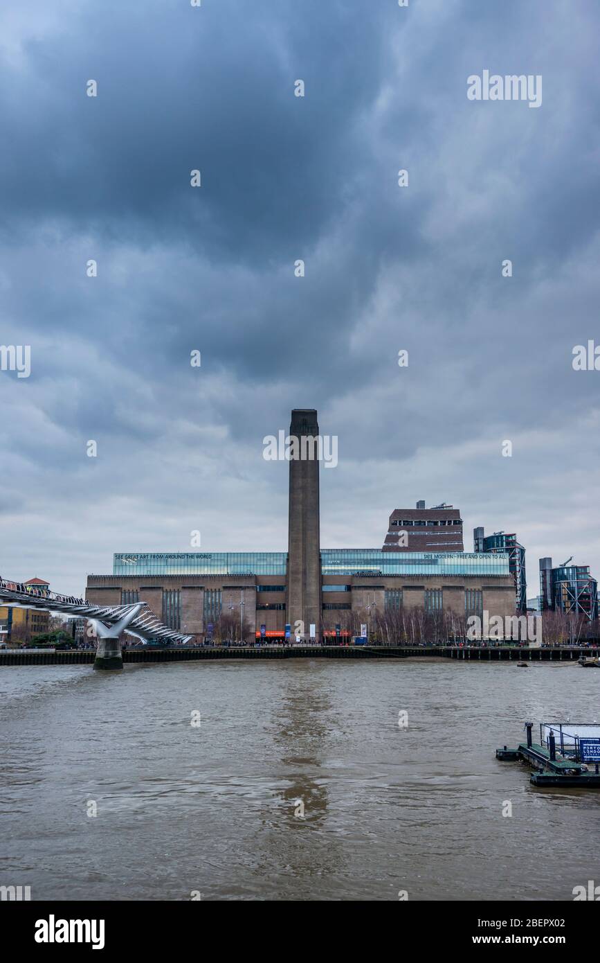 Tate Modern art gallery (former Bankside Power Station) on South Bank ...