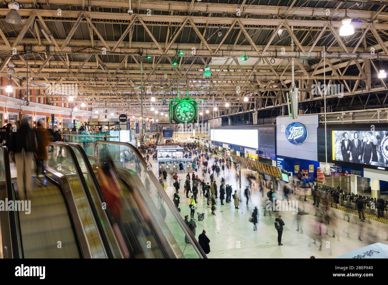 Concourse at waterloo train station hi-res stock photography and images ...