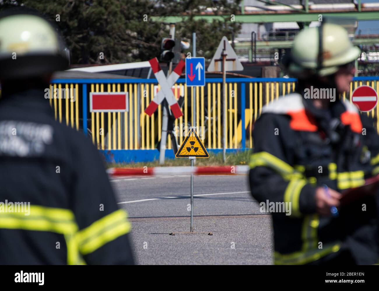 Fire department access sign hi-res stock photography and images - Alamy
