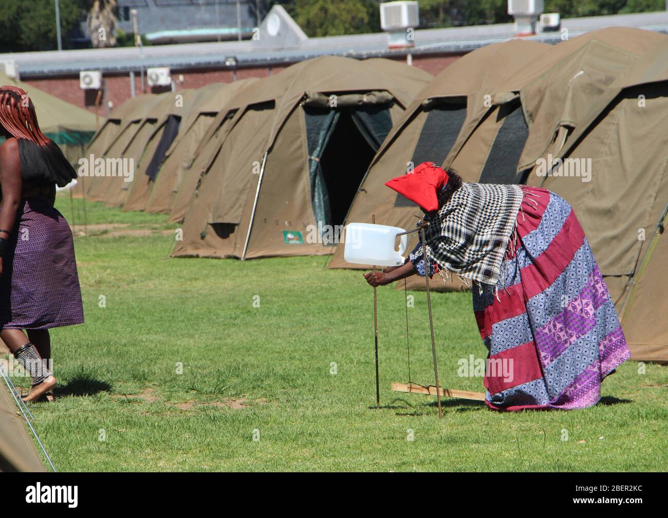 (200415) -- WINDHOEK, April 15, 2020 (Xinhua) -- Homeless people wash ...