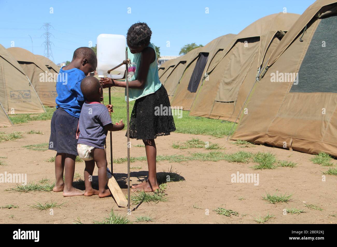 (200415) -- WINDHOEK, April 15, 2020 (Xinhua) -- Homeless children wash ...