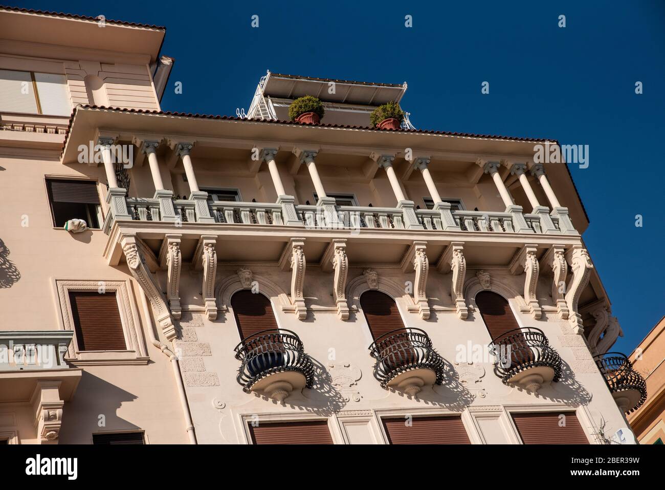 Via chiaia napoli hi-res stock photography and images - Alamy