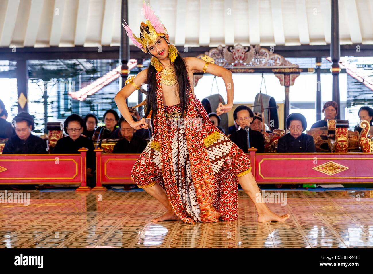 Yogyakarta male classical dancer hi-res stock photography and images ...
