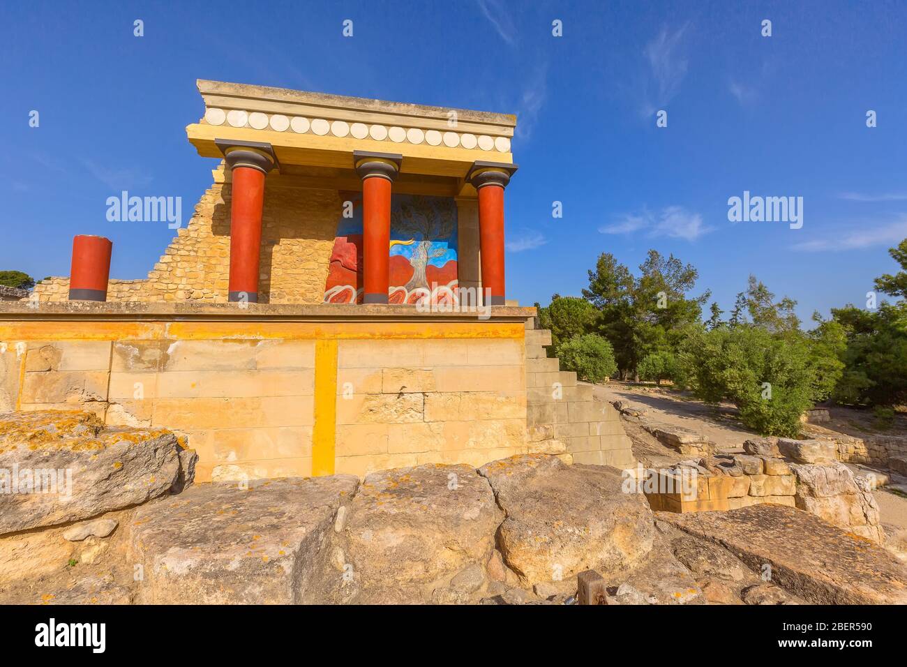 Close-up red columns, North Entrance of ancient Minoan Palace in ...